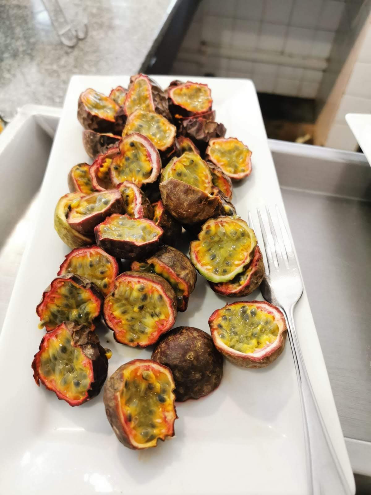 Fructul pasiunii, fructul care costă cât 1,5 kg de mere. Îl poți ...