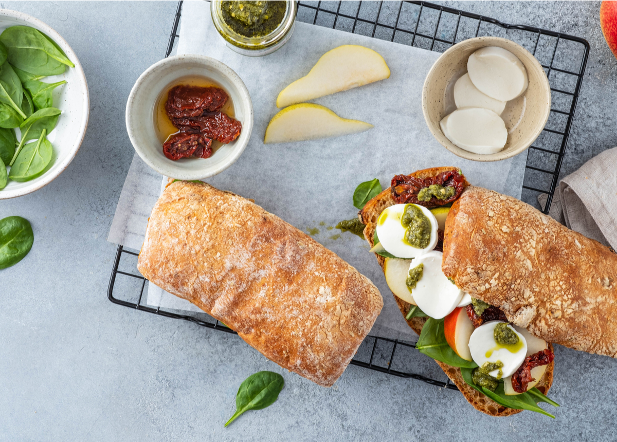 Lipie cu pesto și Mușchi Țigănesc și salată cu Șuncă Praga, două rețete ...