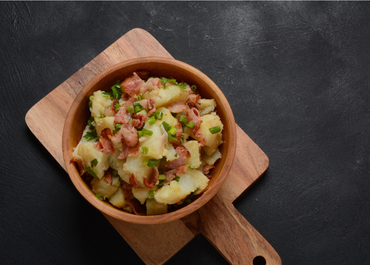 Mâncare de cartofi cu kaizer afumat, o rețetă ca la mama acasă