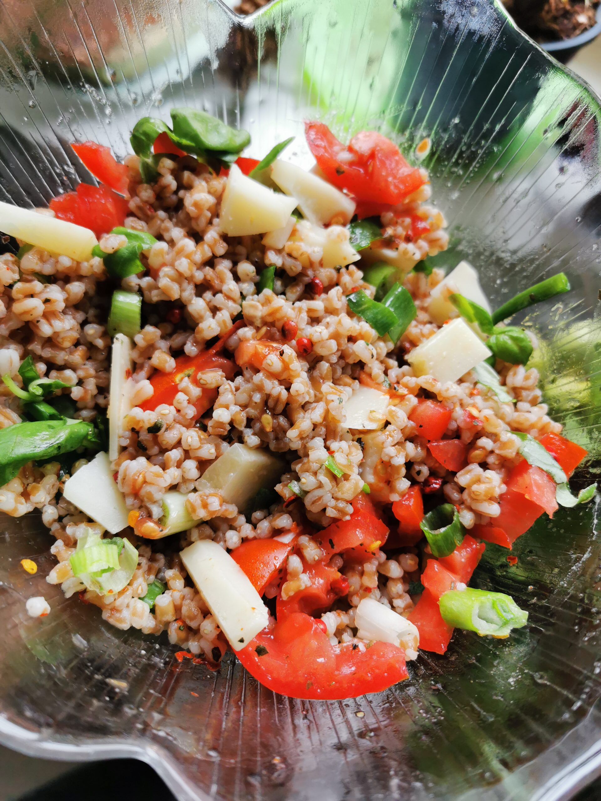 Salata delicioasă cu arpacaș cu legume și parmezan - ieftină și plină ...