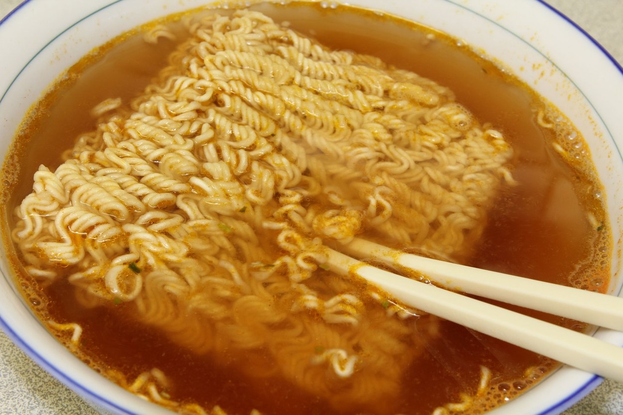 Cum te îmbolnăvește supa la plic. Medic: Sarea în exces „scoate ...