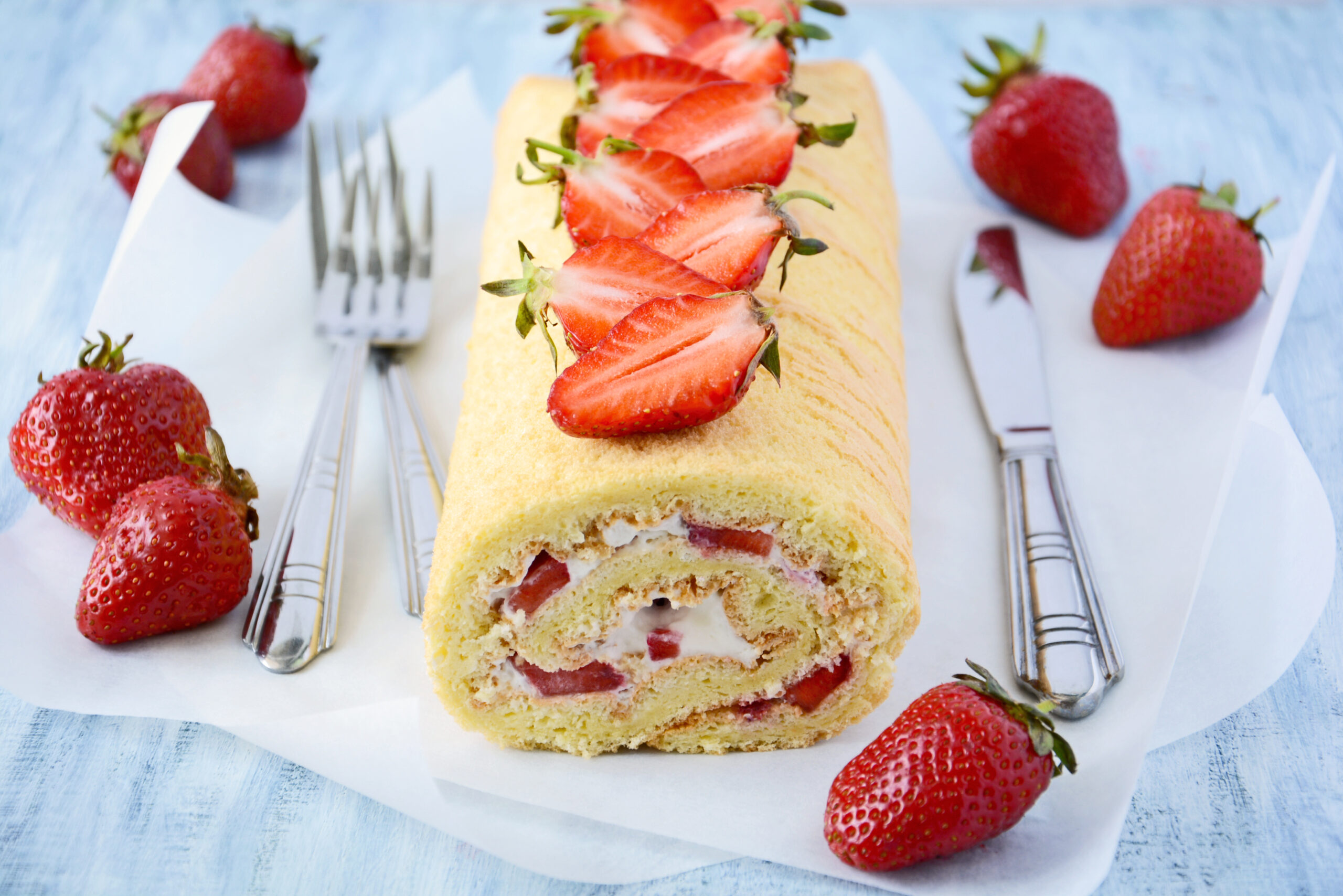 Ruladă cu frișcă și fructe proaspete - un desert aerat și ușor de preparat