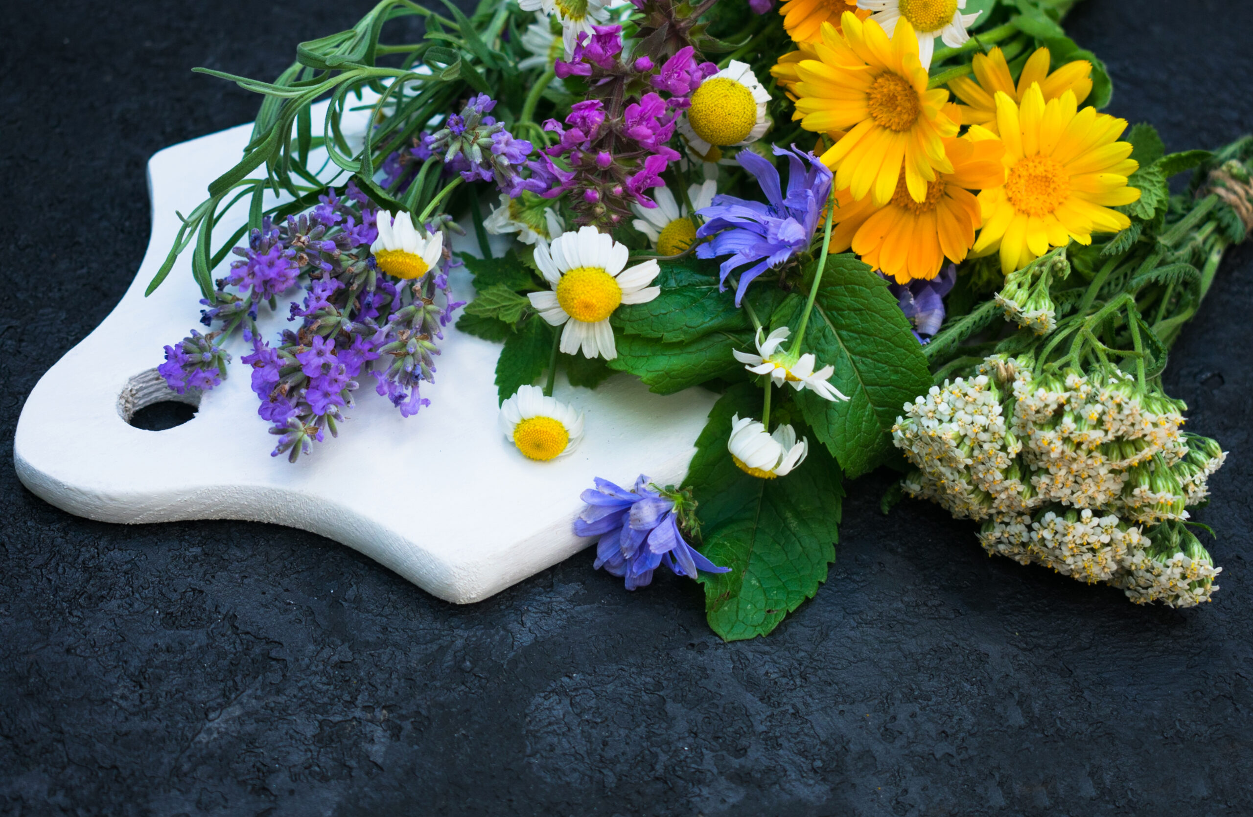 10 flori pe care poți să le mănânci. Beneficiile florilor comestibile