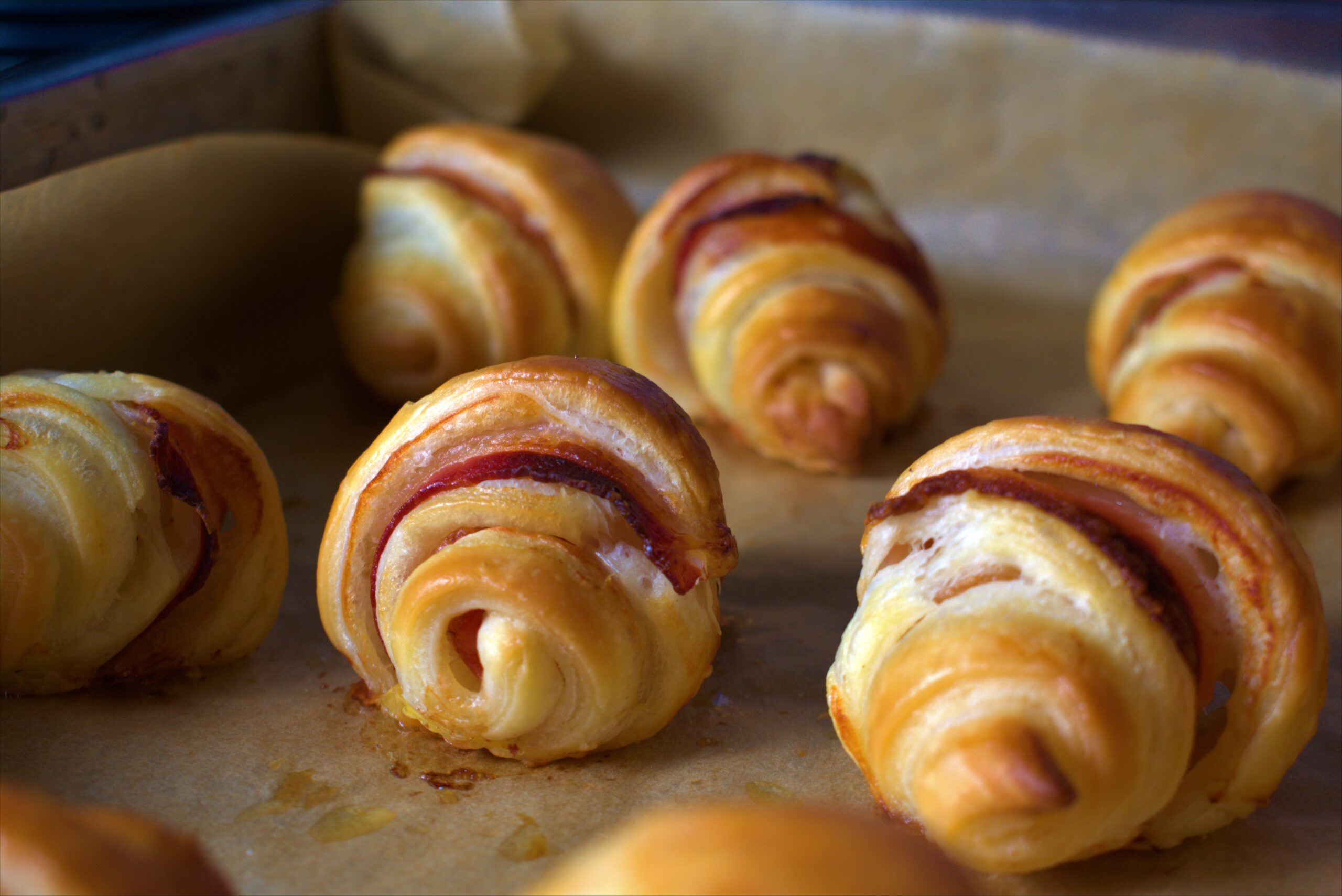 Mini croissante cu cașcaval și mușchi file sau Salam Săsesc Rețetă ...