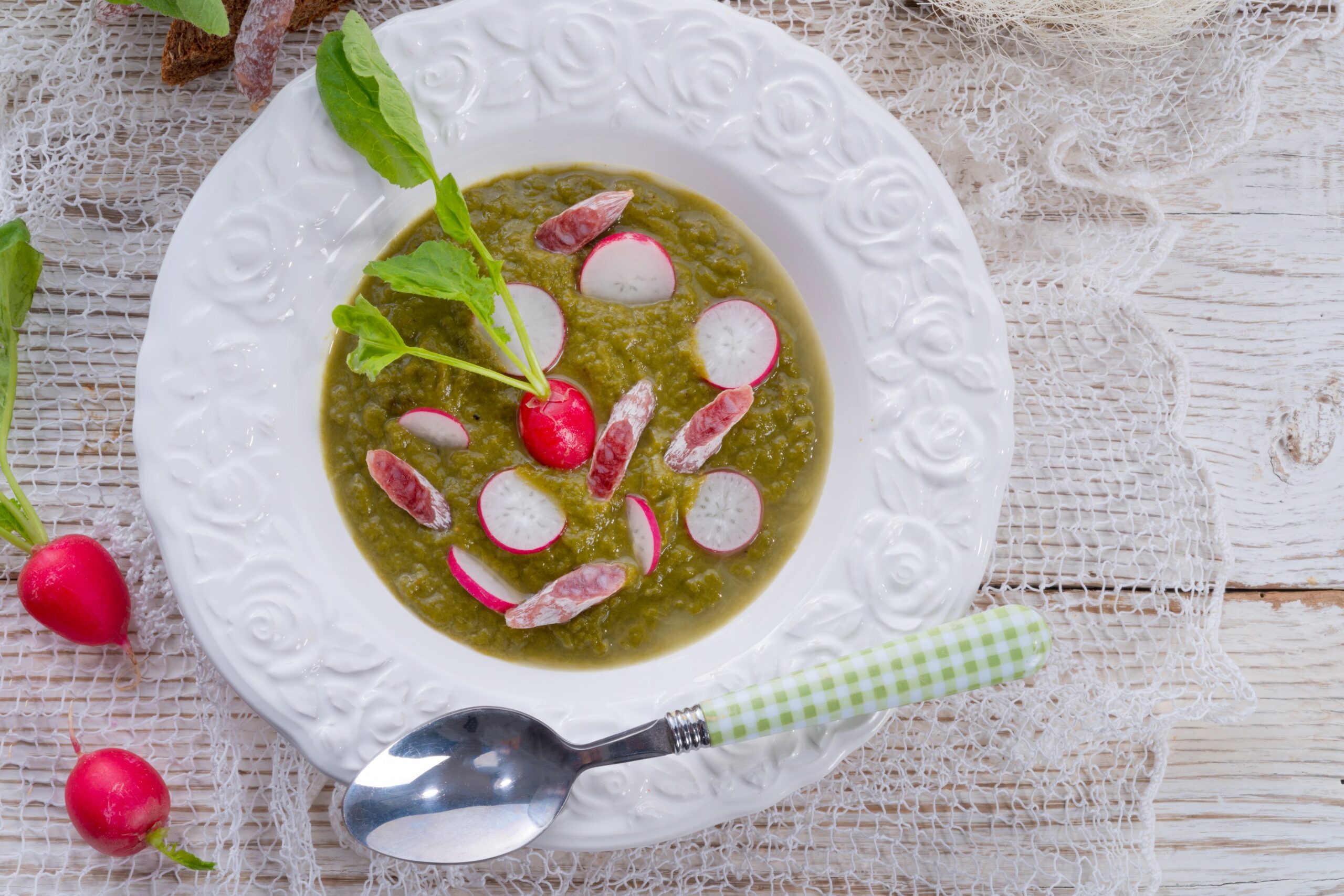 Nu mai arunca frunzele de ridichi! Sunt comestibile și poți face o supă ...