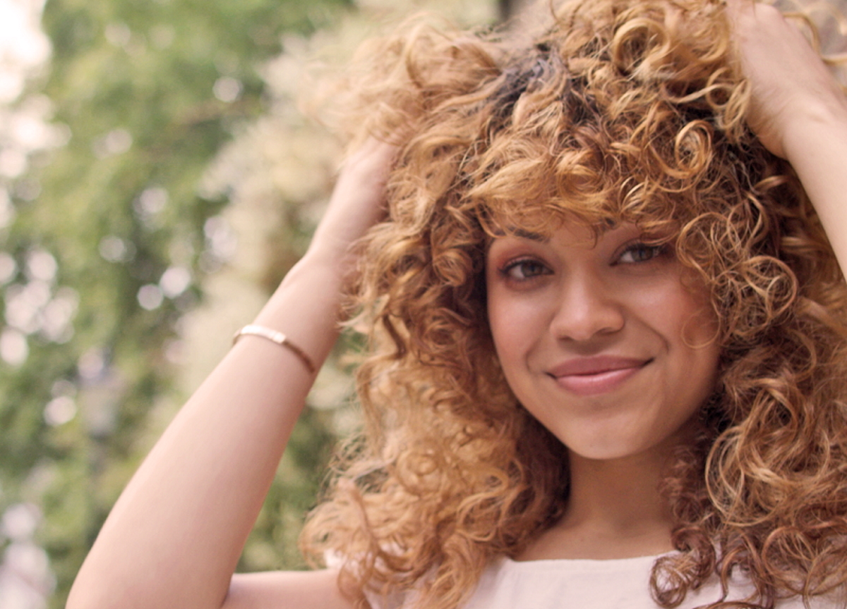 5 sfaturi esențiale pentru îngrijirea părului creț