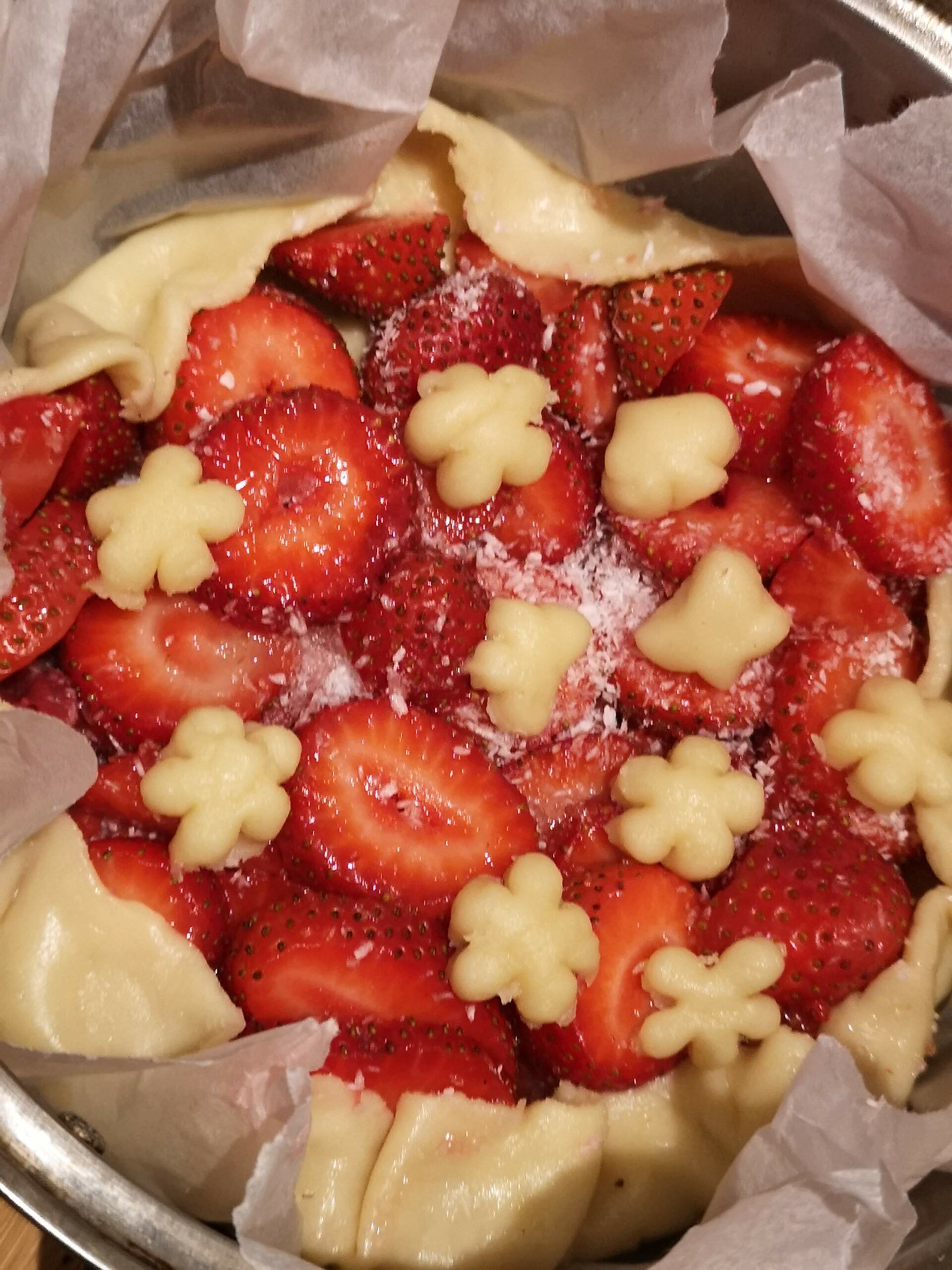 Plăcintuță cu căpșuni – desertul ideal pentru toată familia