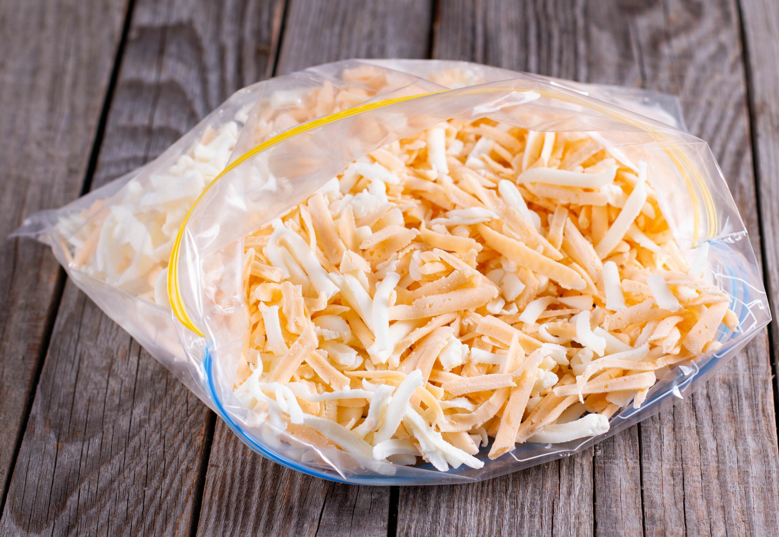 De ce nu e bine să cumperi parmezan sau cașcaval ras