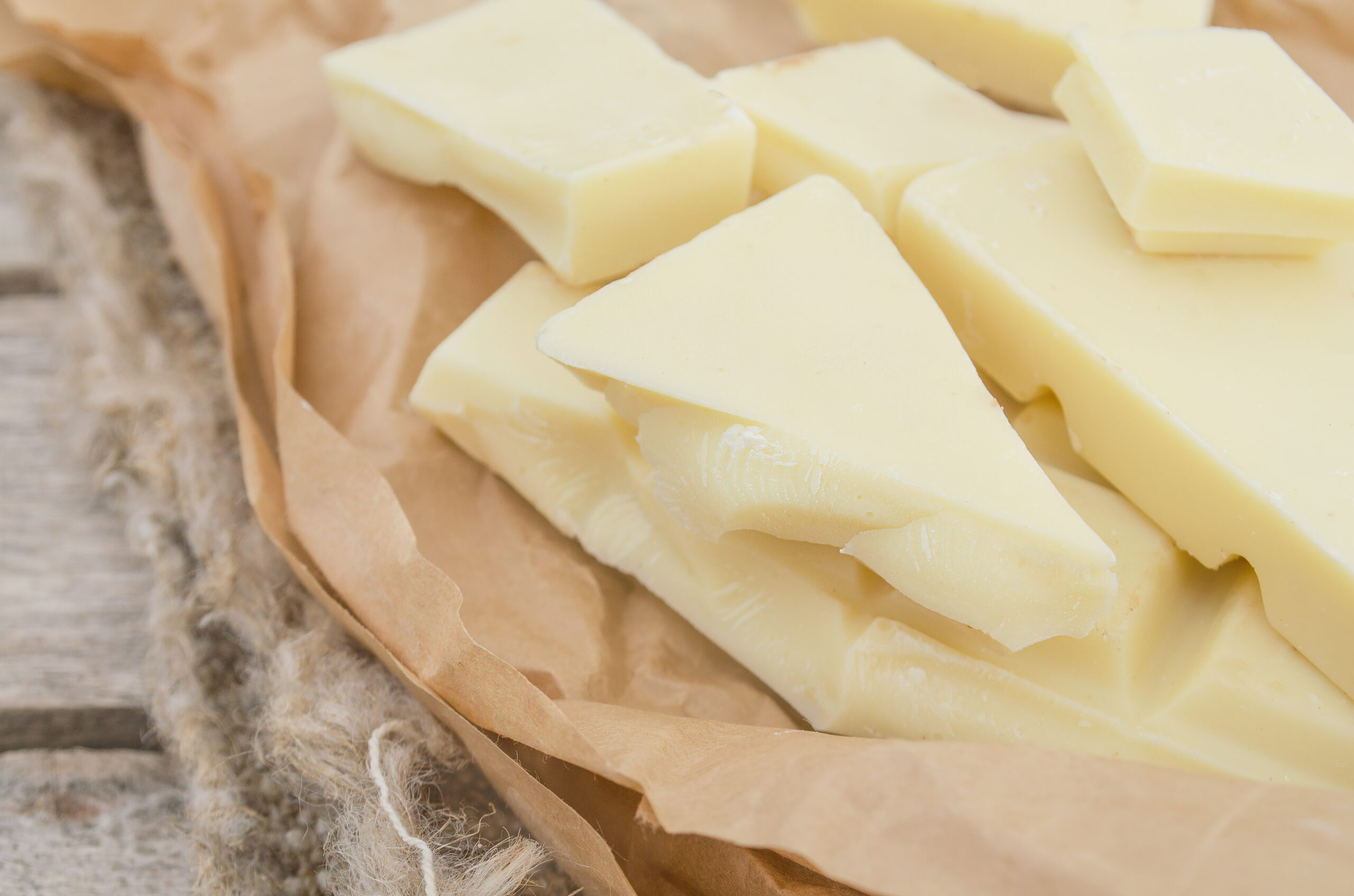 Rețetă ciocolată ALBĂ de casă din 3 ingrediente. Are un gust deosebit!