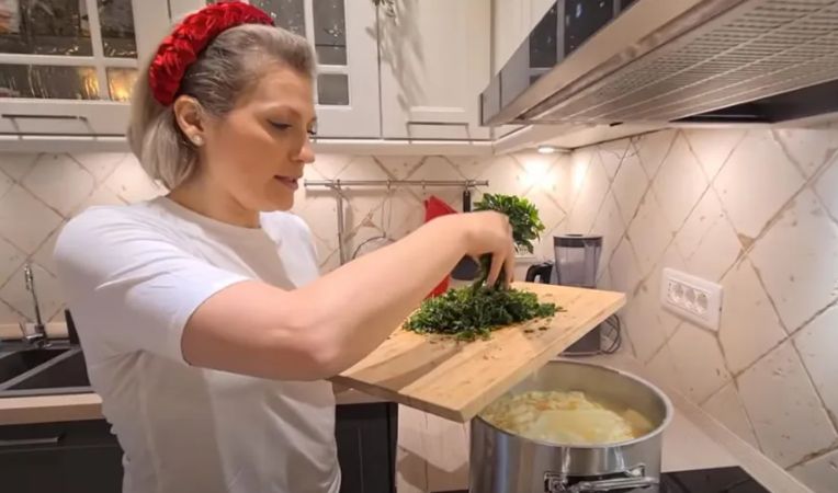 Mirela Vaida, rețeta de supă de pui cu tăieței de casă. E preferata ...