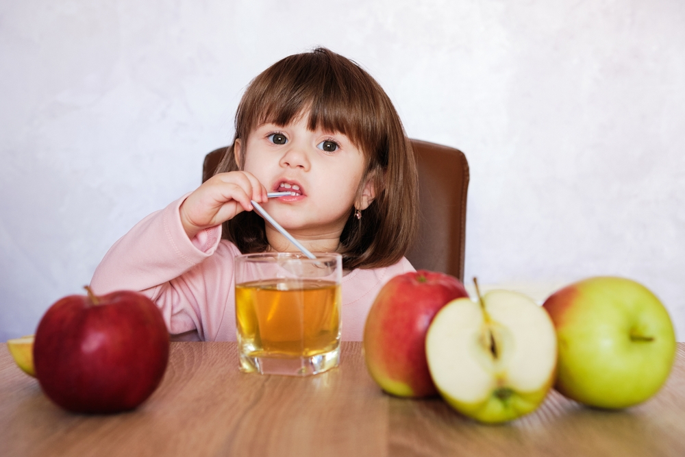 Sucul de fructe îngrașă! De ce nu e bine să-l dai copiilor