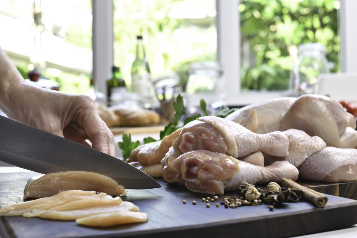 Carnea de pui: trucul simplu care indică faptul că s-a stricat