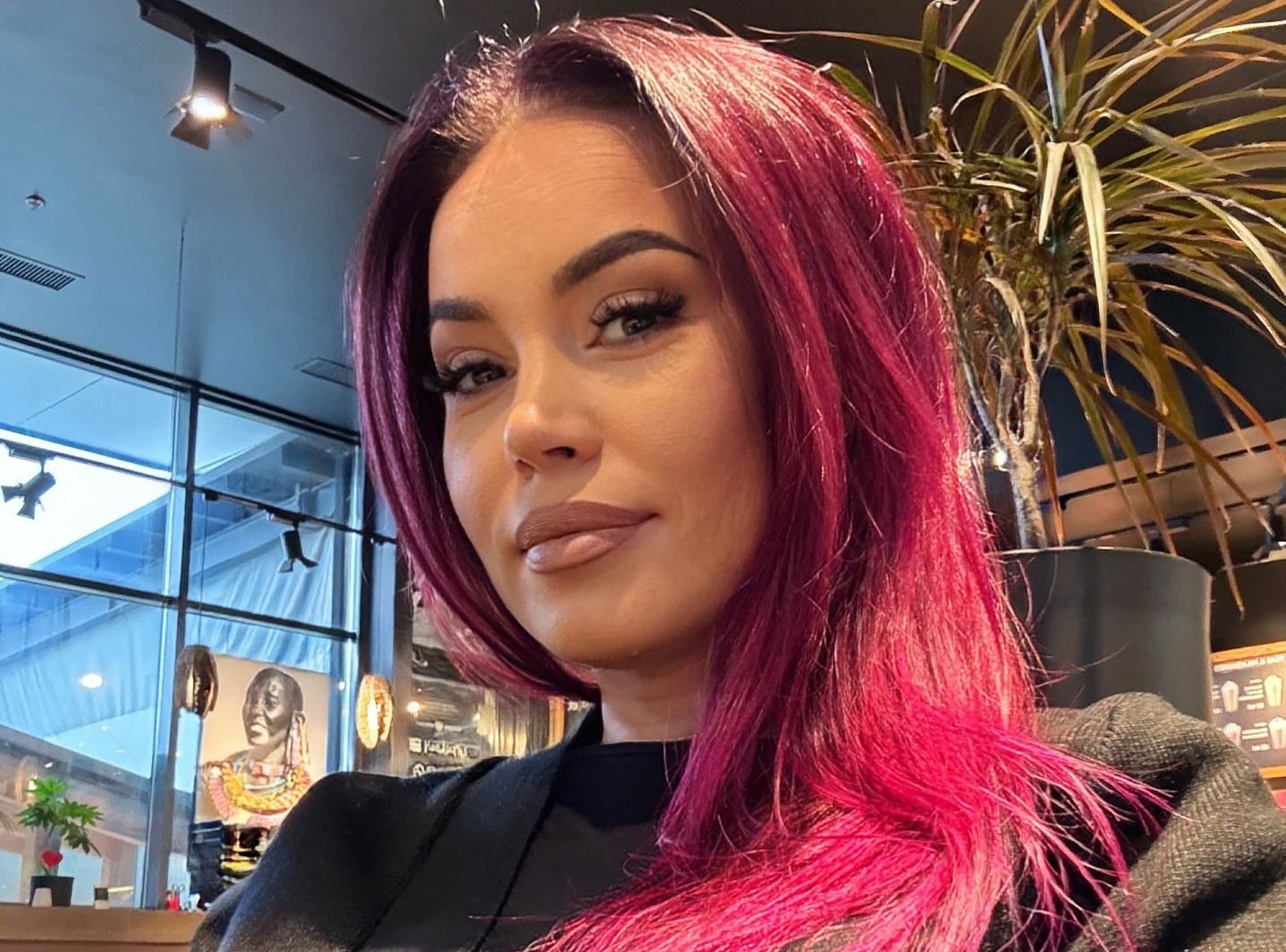 Anca Molnar a decedat la 35 de ani. Make-up artistul vedetelor se lupta ...