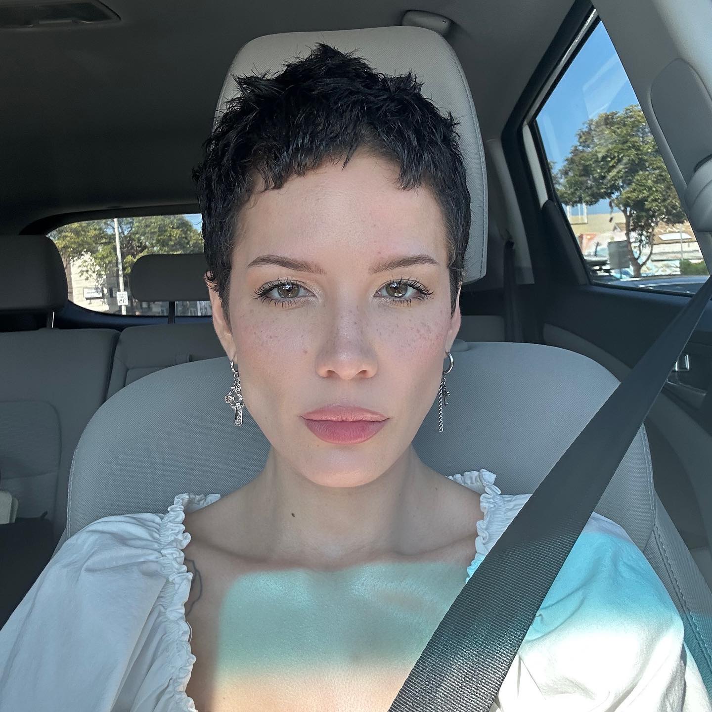 Halsey și lupta vieții ei: Lupus, leucemie și bătălia pentru supraviețuire