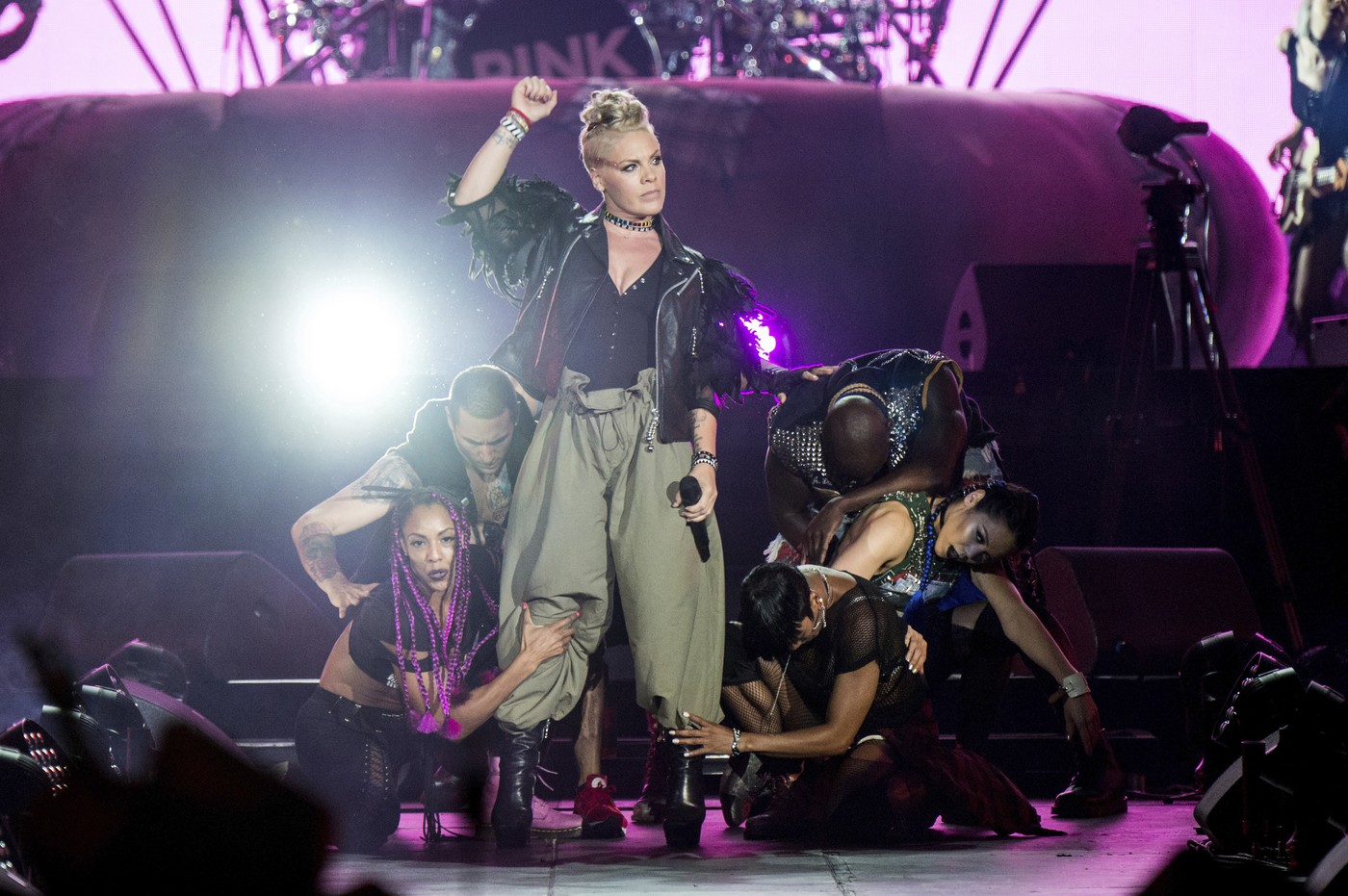 De ce boală suferă Pink! Fanii s-au arătat îngrijorați de starea de ...