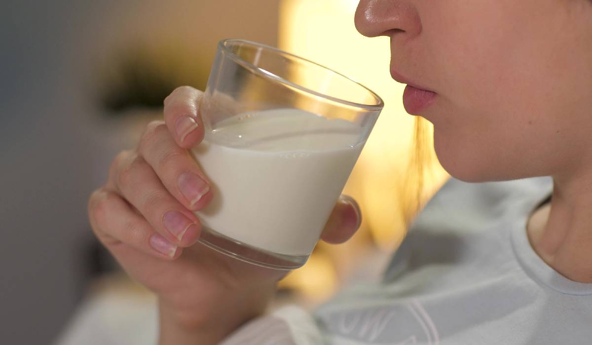 De ce este indicat să bei lapte rece pe stomacul gol