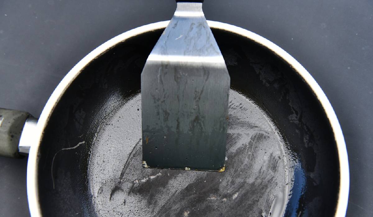 Riscuri pentru sănătate când gătești într-o tigaie zgâriată. Medicii ...