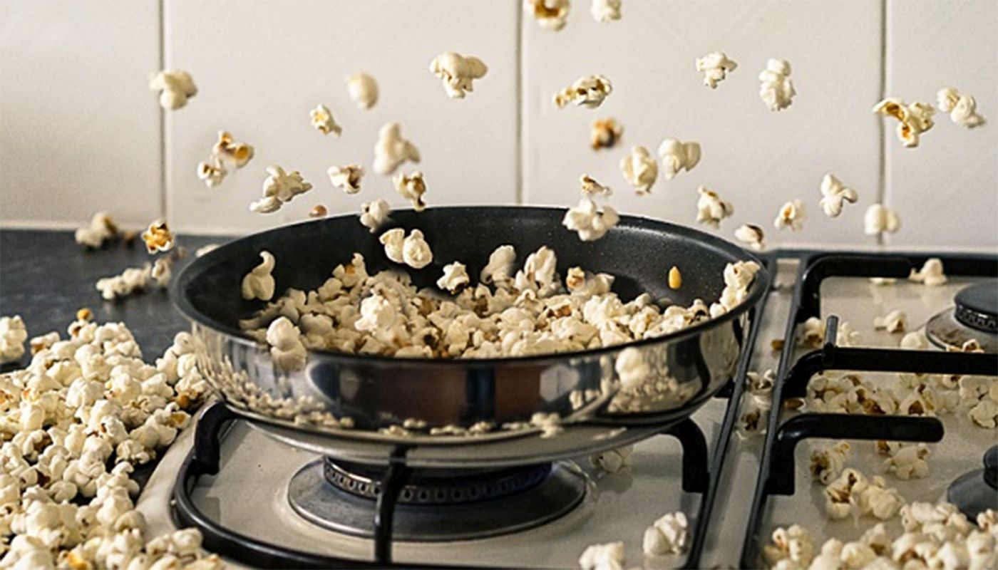 De ce sare popcornul, de fapt. Un fizician român a găsit explicația
