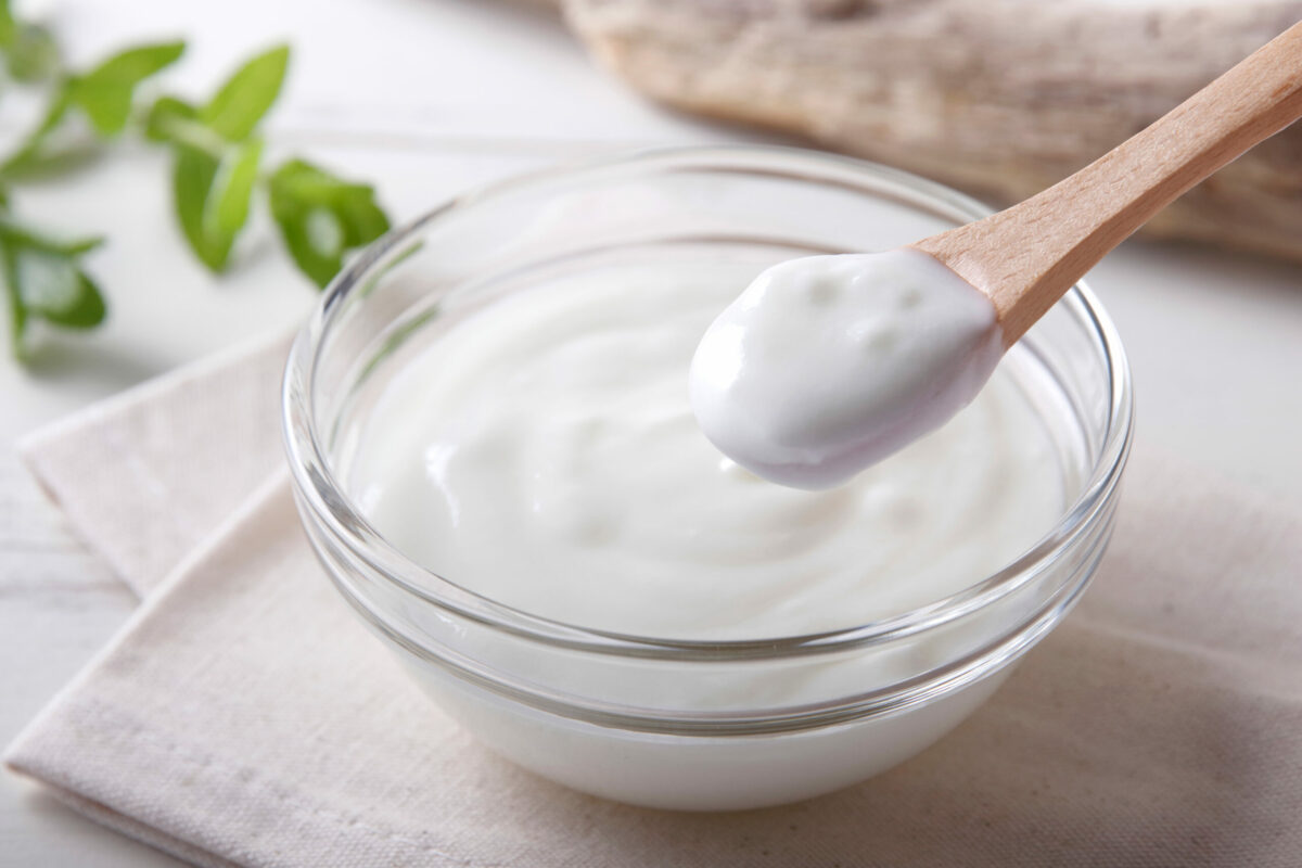 Cum să faci iaurt grecesc acasă cu doar 3 ingrediente. Rețeta e simplă ...