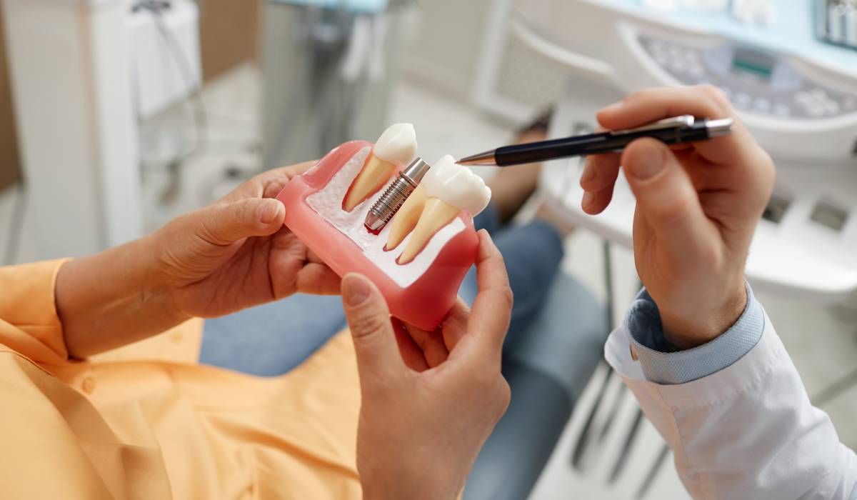 Afecțiunea care pune în pericol implanturile dentare: „Pacienții nu ...