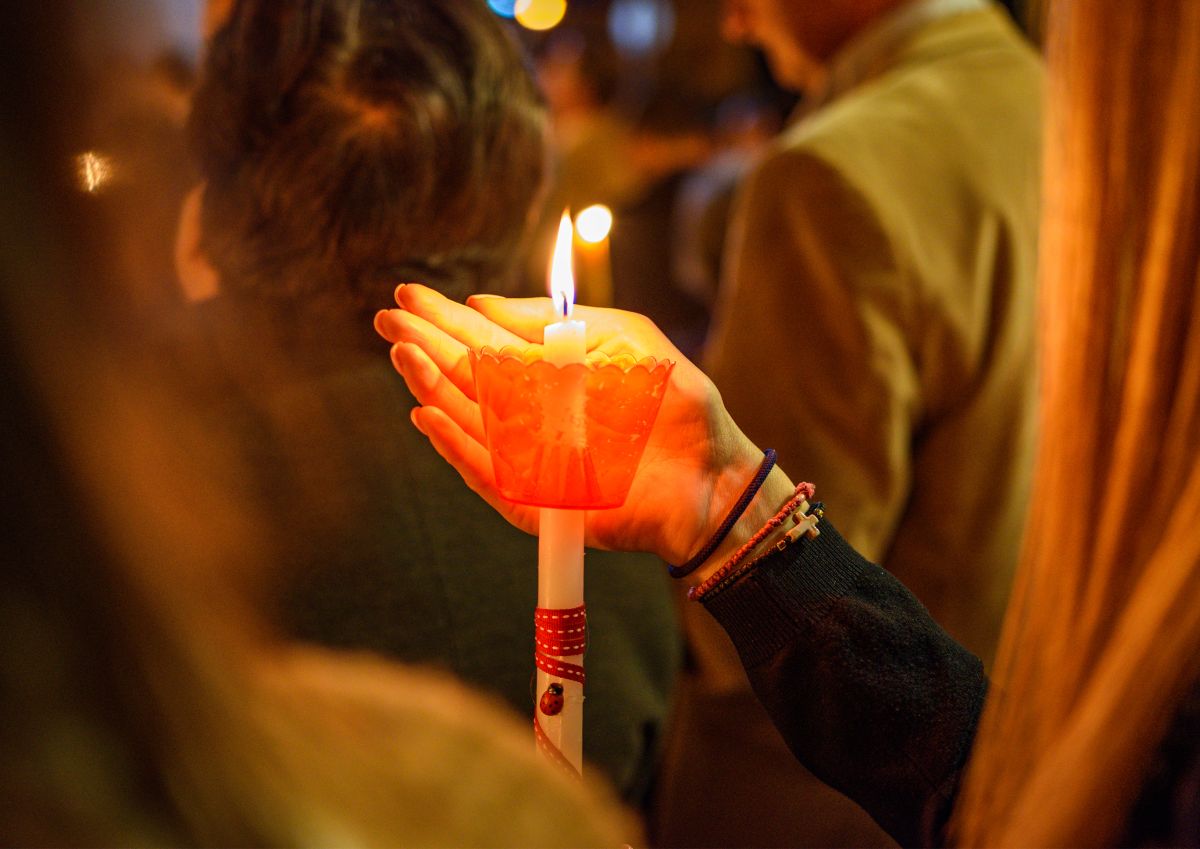 De ce se ia lumină în noaptea de Înviere. Ce trebuie să faci cu ...