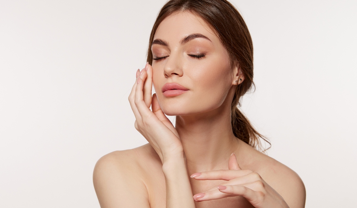 Piele ca de porțelan cu o cremă făcută dintr-un ingredient pe care îl ...