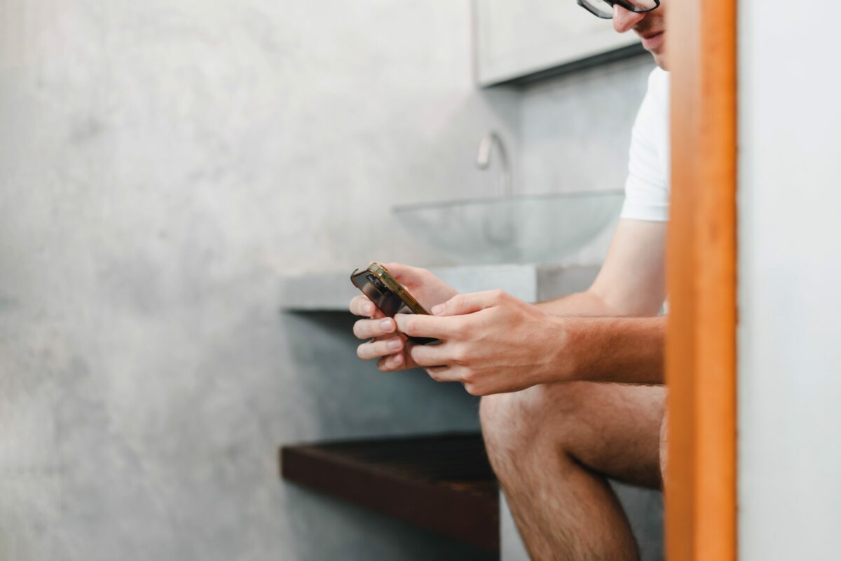 Petreci prea mult timp pe telefon pe toaletă? Poate fi periculos pentru ...