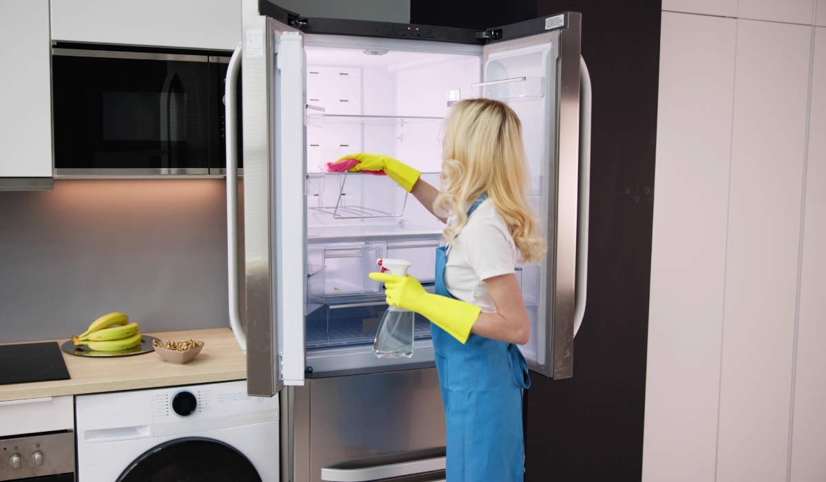 Scapă de mirosul din frigider cu două ingrediente. Nu ai nevoie de soluții scumpe cu chimicale