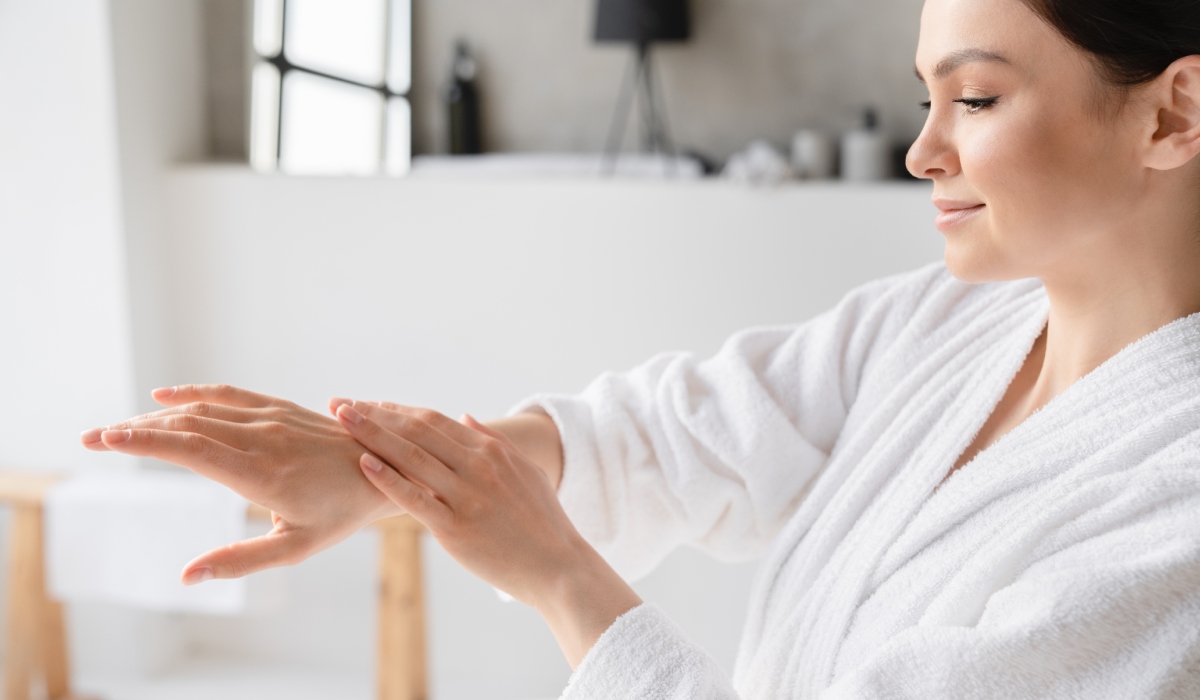 Mâini ca în tinerețe cu o mască făcută în casă. Uită de petele ...