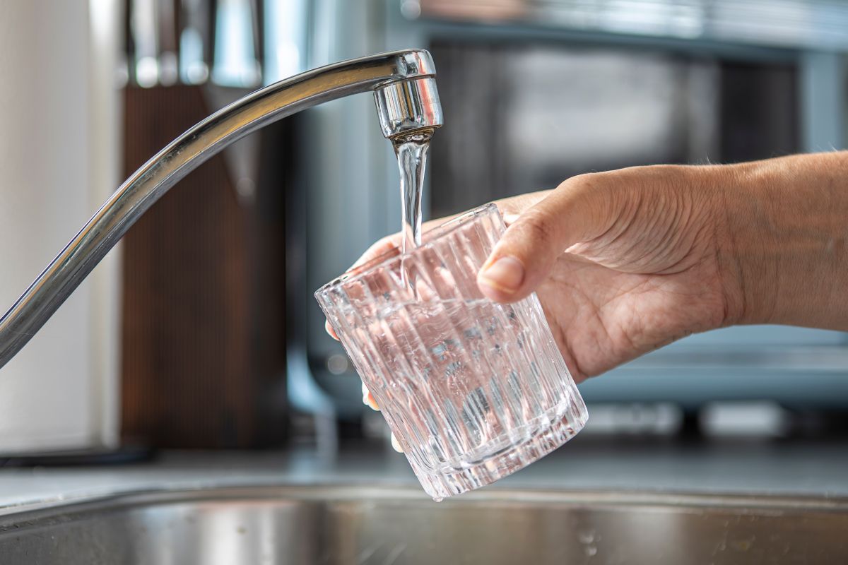 Apă contaminată cu clostridium în orașul Breaza. Oamenii au ajuns la ...