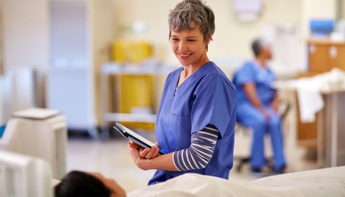 Ce salariu are o asistentă medicală în 2026, la stat VS în sistemul medical