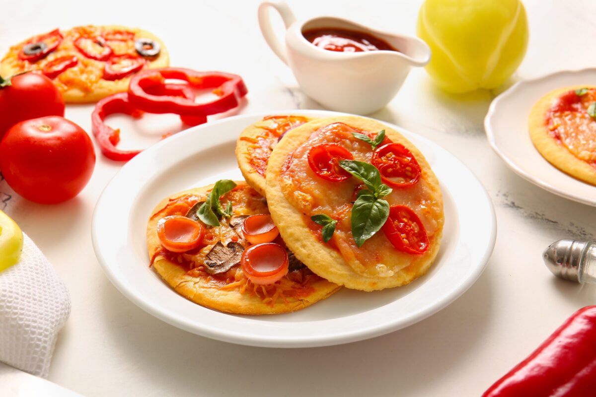 Mini pizza pe lipii de mălai. Rețetă rapidă, gata în doar 25 de minute
