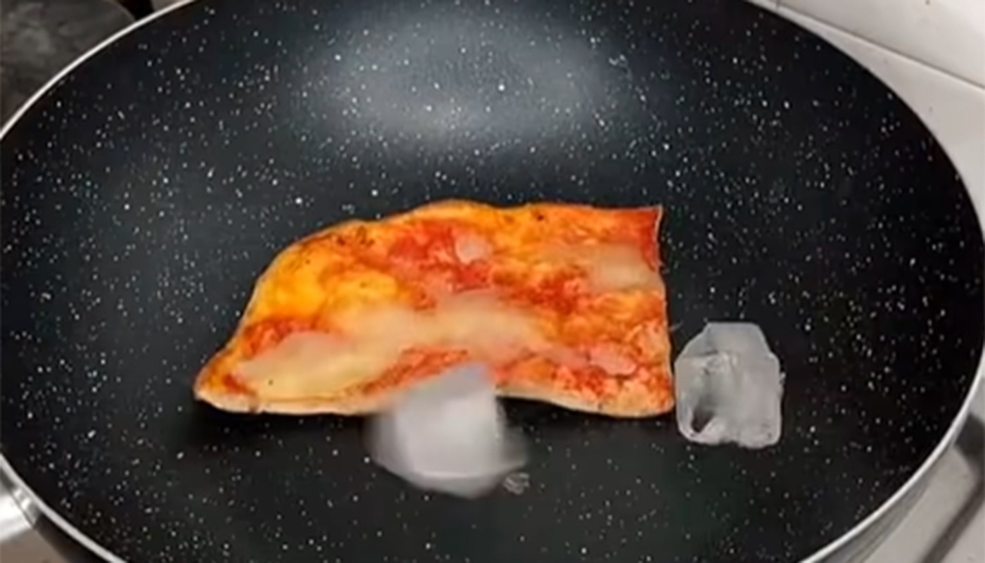 Cum să reîncălzești pizza rece, cu doar două cuburi de gheață. Trucul ...